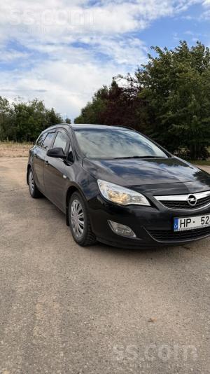 Black Opel Astra 2012 in Madona, with an engine capacity of 1.70 L and mileage of 229 thousand km for 3100 €, photo 3 on AUTOMOTO.COM.LV