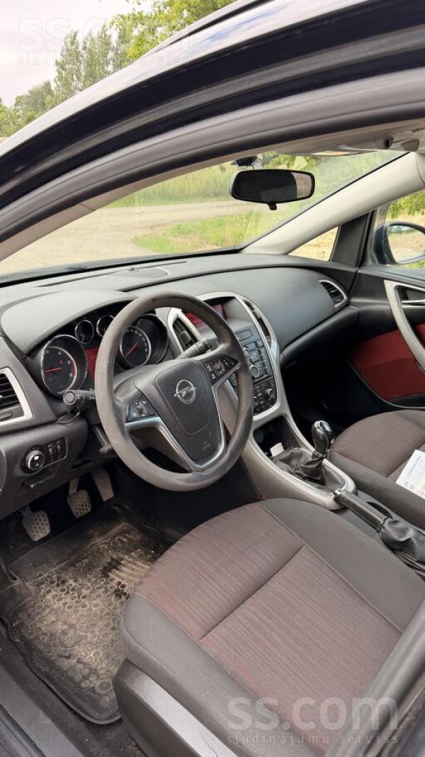 Black Opel Astra 2012 in Madona, with an engine capacity of 1.70 L and mileage of 229 thousand km for 3100 €, photo 5 on AUTOMOTO.COM.LV