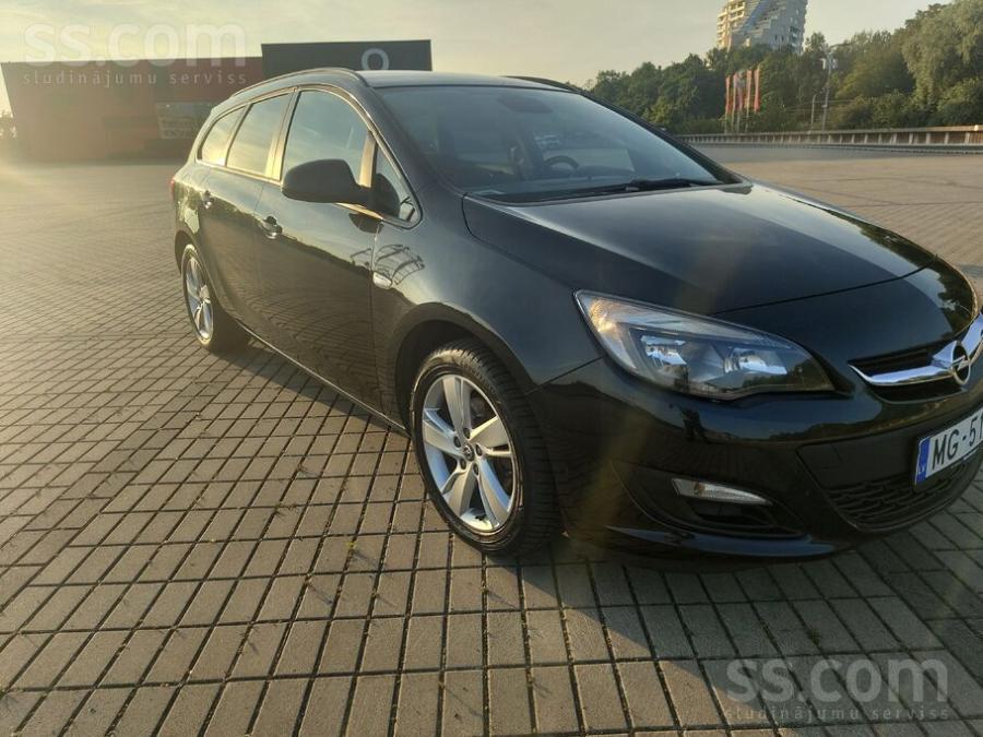Black Opel Astra 2012 in Riga, with an engine capacity of 1.70 L and mileage of 236 thousand km for 3500 €, photo 3 on AUTOMOTO.COM.LV