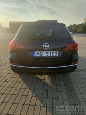 Black Opel Astra 2012 in Riga, with an engine capacity of 1.70 L and mileage of 236 thousand km for 3500 €, photo 5 on AUTOMOTO.COM.LV