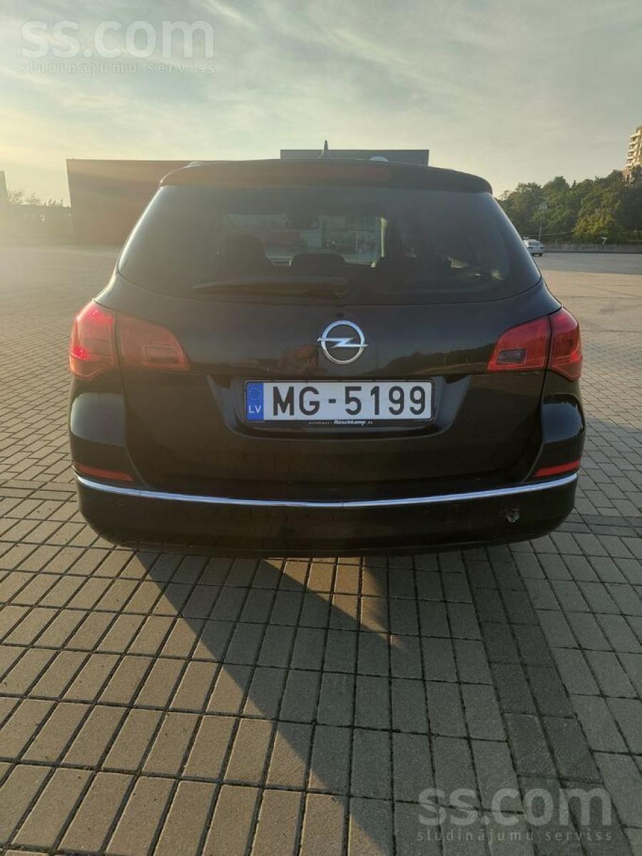 Black Opel Astra 2012 in Riga, with an engine capacity of 1.70 L and mileage of 236 thousand km for 3500 €, photo 5 on AUTOMOTO.COM.LV