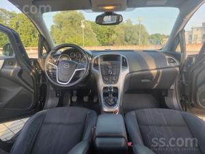 Black Opel Astra 2012 in Riga, with an engine capacity of 1.70 L and mileage of 236 thousand km for 3500 €, photo 9 on AUTOMOTO.COM.LV