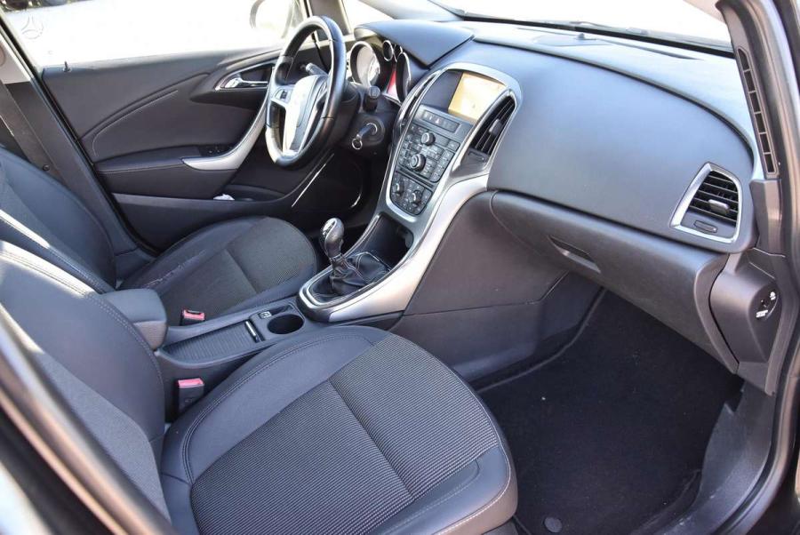 Black Opel Astra 2012 in Vilnius, with an engine capacity of 1.40 L and mileage of 194 thousand km for 2900 €, photo 9 on AUTOMOTO.COM.LV