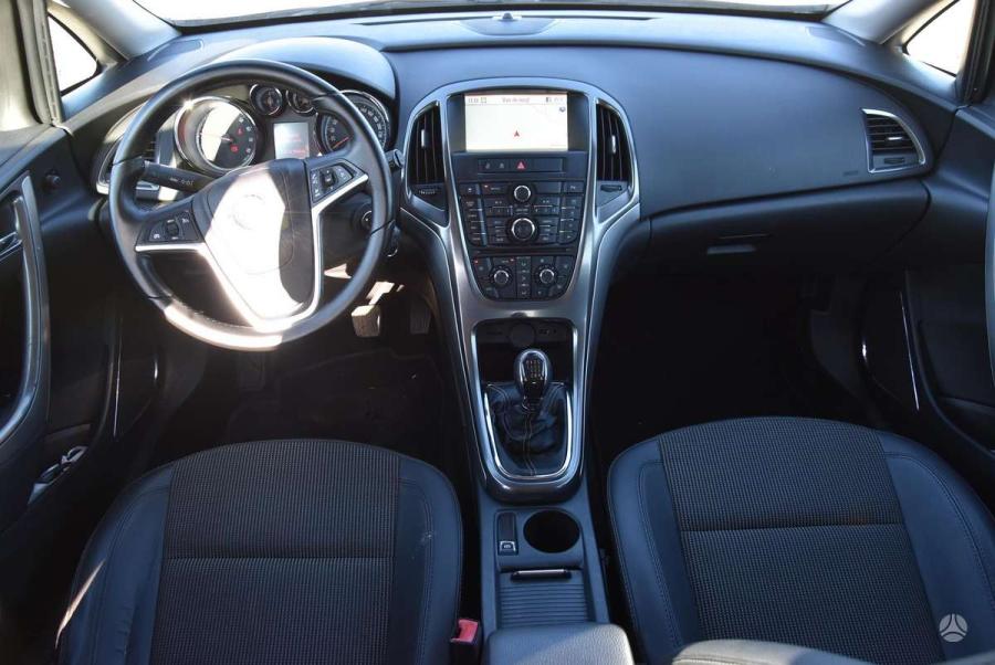 Black Opel Astra 2012 in Vilnius, with an engine capacity of 1.40 L and mileage of 194 thousand km for 2900 €, photo 11 on AUTOMOTO.COM.LV