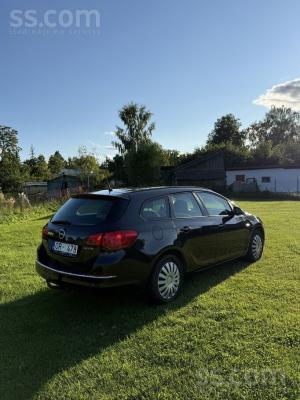 Black Opel Astra 2012 in Valka, with an engine capacity of 1.70 L and mileage of 304 thousand km for 4000 €, photo 5 on AUTOMOTO.COM.LV