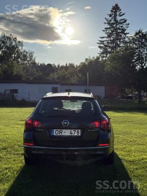 Black Opel Astra 2012 in Valka, with an engine capacity of 1.70 L and mileage of 304 thousand km for 4000 €, photo 6 on AUTOMOTO.COM.LV
