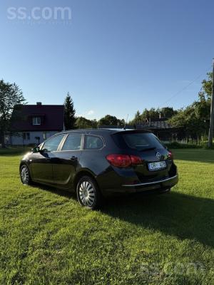 Black Opel Astra 2012 in Valka, with an engine capacity of 1.70 L and mileage of 304 thousand km for 4000 €, photo 7 on AUTOMOTO.COM.LV