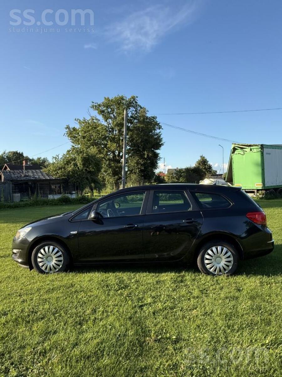 Black Opel Astra 2012 in Valka, with an engine capacity of 1.70 L and mileage of 304 thousand km for 4000 €, photo 8 on AUTOMOTO.COM.LV