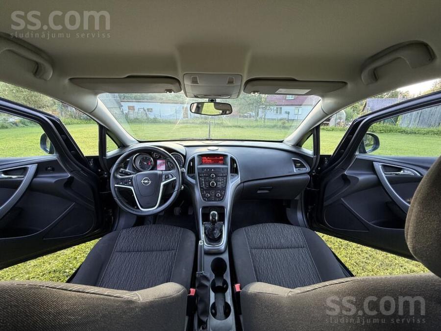 Black Opel Astra 2012 in Valka, with an engine capacity of 1.70 L and mileage of 304 thousand km for 4000 €, photo 14 on AUTOMOTO.COM.LV
