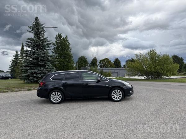Black Opel Astra 2012 in Cesis, with an engine capacity of 2.00 L and mileage of 0 thousand km for 3500 €, photo 2 on AUTOMOTO.COM.LV