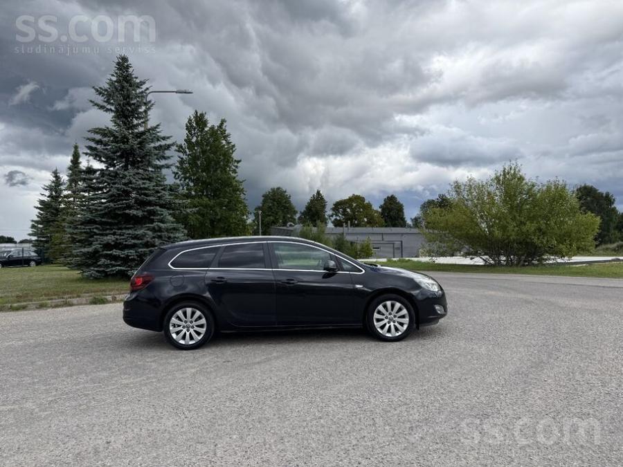 Black Opel Astra 2012 in Cesis, with an engine capacity of 2.00 L and mileage of 0 thousand km for 3500 €, photo 3 on AUTOMOTO.COM.LV