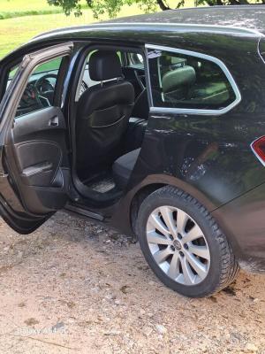 Black Opel Astra 2012 in Valka, with an engine capacity of 1.70 L and mileage of 279 thousand km for 3600 €, photo 3 on AUTOMOTO.COM.LV