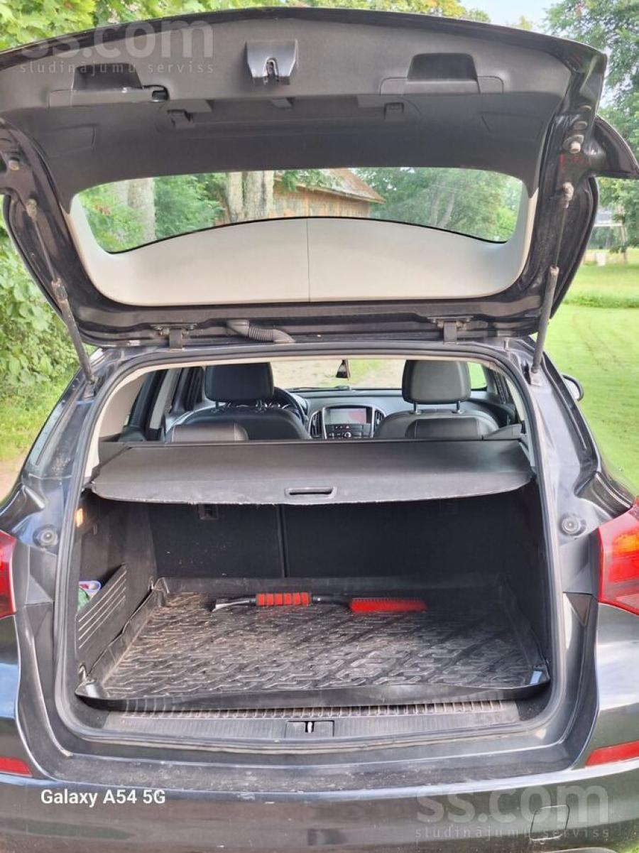 Black Opel Astra 2012 in Valka, with an engine capacity of 1.70 L and mileage of 279 thousand km for 3600 €, photo 5 on AUTOMOTO.COM.LV