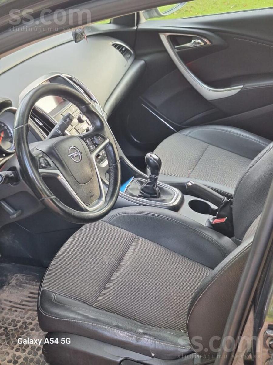 Black Opel Astra 2012 in Valka, with an engine capacity of 1.70 L and mileage of 279 thousand km for 3600 €, photo 6 on AUTOMOTO.COM.LV