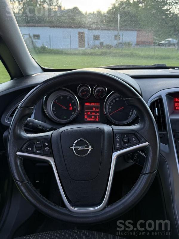 Black Opel Astra 2012 in Valka, with an engine capacity of 1.70 L and mileage of 304 thousand km for 3700 €, photo 1 on AUTOMOTO.COM.LV