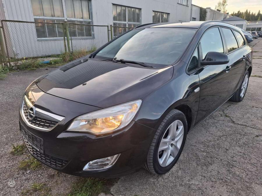Black Opel Astra 2012 in Utena, with an engine capacity of 1.69 L and mileage of 240 thousand km for 2450 €, photo 1 on AUTOMOTO.COM.LV
