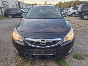 Black Opel Astra 2012 in Utena, with an engine capacity of 1.69 L and mileage of 240 thousand km for 2450 €, photo 4 on AUTOMOTO.COM.LV