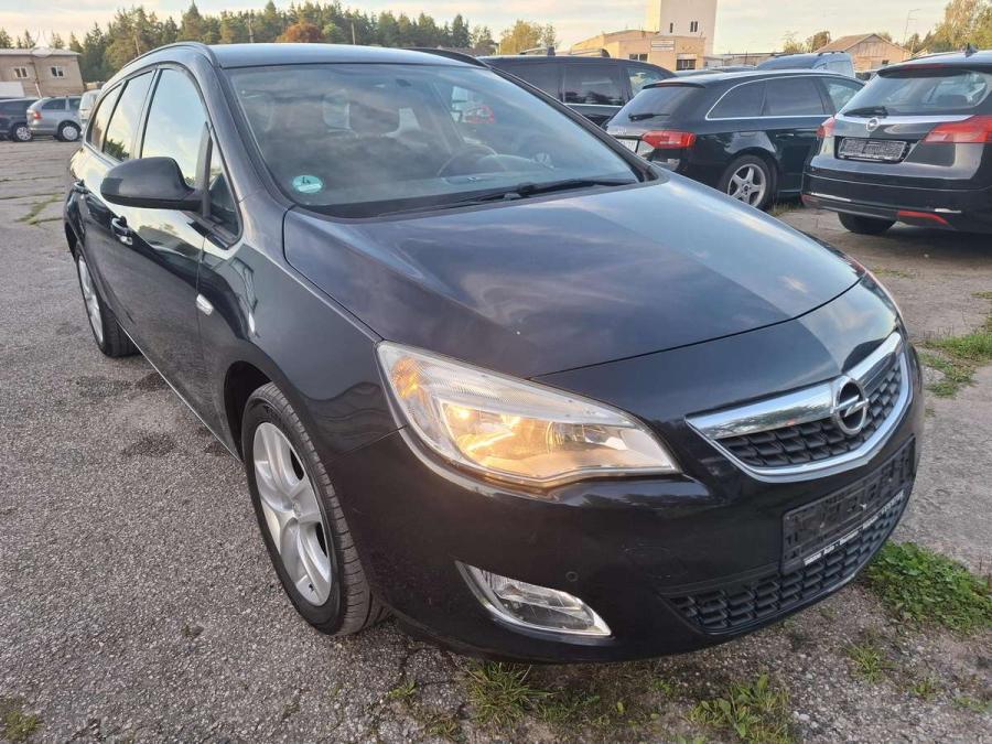 Black Opel Astra 2012 in Utena, with an engine capacity of 1.69 L and mileage of 240 thousand km for 2450 €, photo 6 on AUTOMOTO.COM.LV