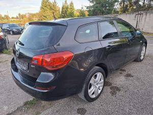 Black Opel Astra 2012 in Utena, with an engine capacity of 1.69 L and mileage of 240 thousand km for 2450 €, photo 8 on AUTOMOTO.COM.LV
