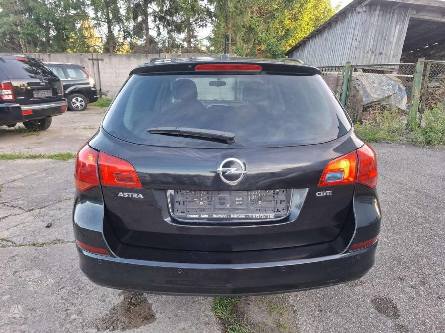 Black Opel Astra 2012 in Utena, with an engine capacity of 1.69 L and mileage of 240 thousand km for 2450 €, photo 9 on AUTOMOTO.COM.LV