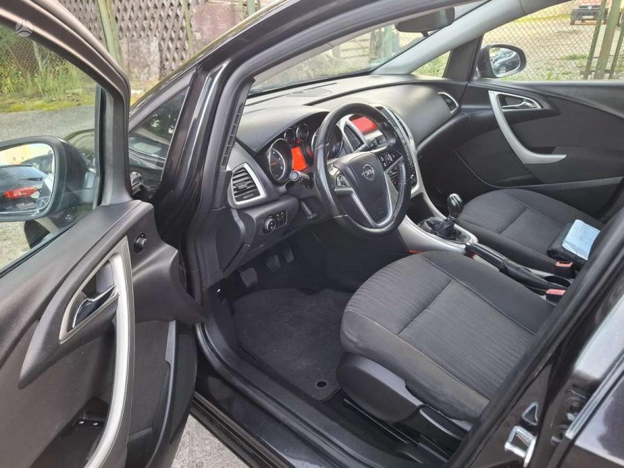 Black Opel Astra 2012 in Utena, with an engine capacity of 1.69 L and mileage of 240 thousand km for 2450 €, photo 12 on AUTOMOTO.COM.LV