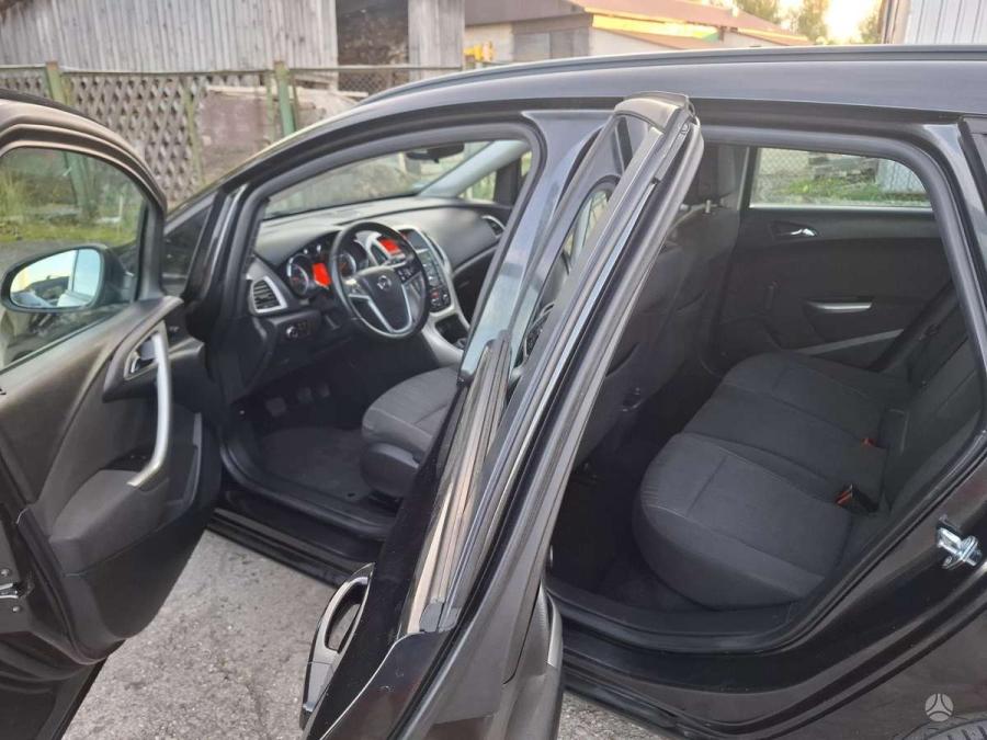 Black Opel Astra 2012 in Utena, with an engine capacity of 1.69 L and mileage of 240 thousand km for 2450 €, photo 13 on AUTOMOTO.COM.LV