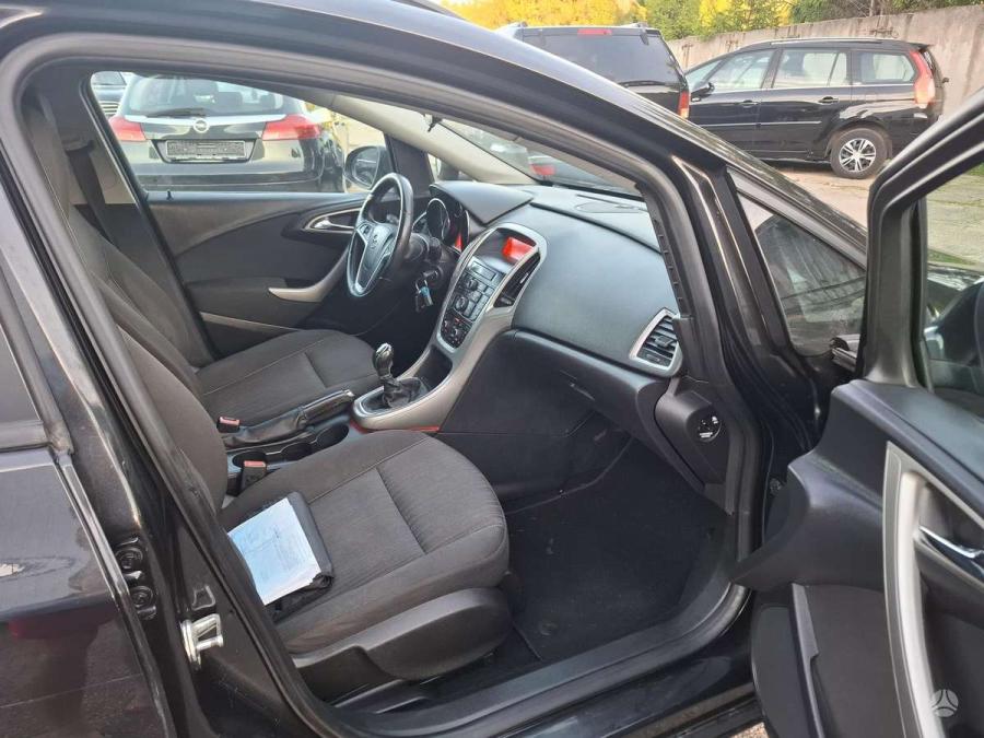 Black Opel Astra 2012 in Utena, with an engine capacity of 1.69 L and mileage of 240 thousand km for 2450 €, photo 14 on AUTOMOTO.COM.LV