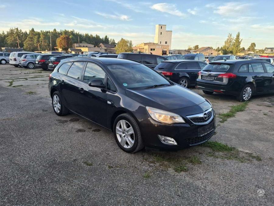 Black Opel Astra 2012 in Utena, with an engine capacity of 1.69 L and mileage of 240 thousand km for 2450 €, photo 20 on AUTOMOTO.COM.LV