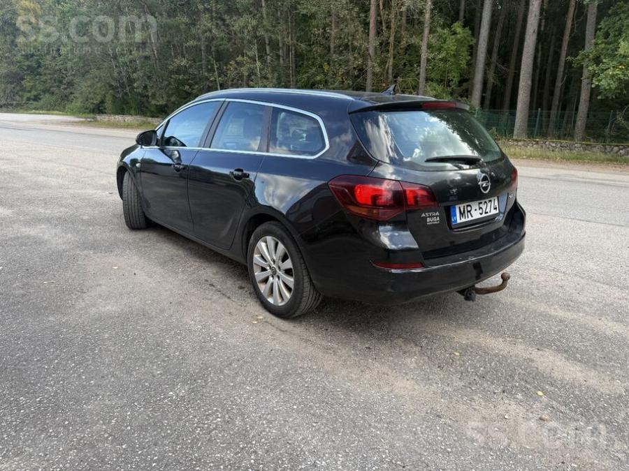 Black Opel Astra 2012 in Valmiera, with an engine capacity of 1.70 L and mileage of 313 thousand km for 2850 €, photo 4 on AUTOMOTO.COM.LV