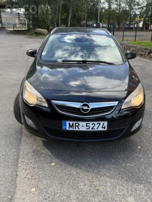 Black Opel Astra 2012 in Valmiera, with an engine capacity of 1.70 L and mileage of 313 thousand km for 2850 €, photo 3 on AUTOMOTO.COM.LV