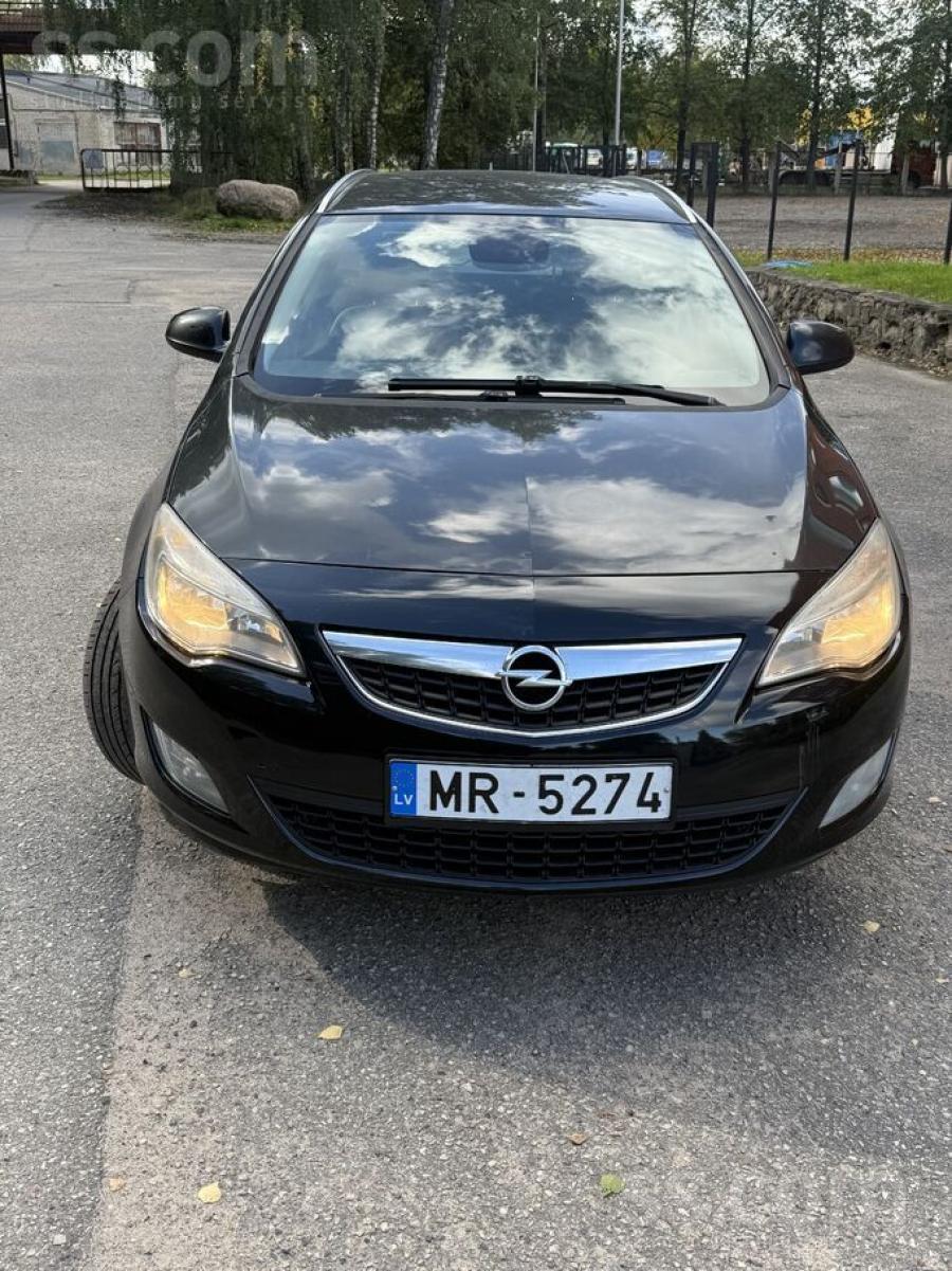 Black Opel Astra 2012 in Valmiera, with an engine capacity of 1.70 L and mileage of 313 thousand km for 2850 €, photo 3 on AUTOMOTO.COM.LV