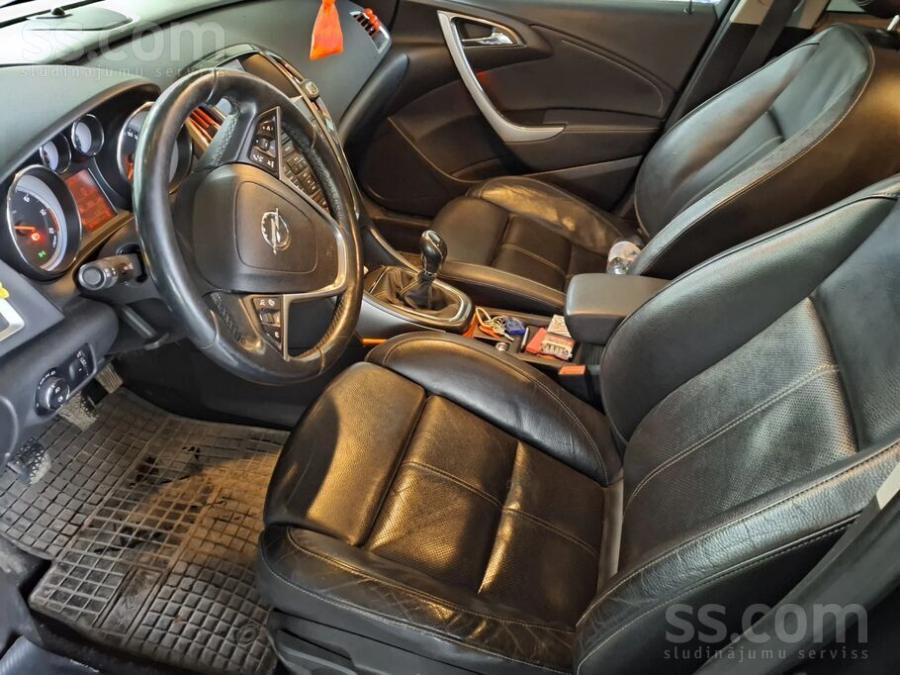 Black Opel Astra 2012 in Kuldiga, with an engine capacity of 1.70 L and mileage of 328 thousand km for 3300 €, photo 7 on AUTOMOTO.COM.LV