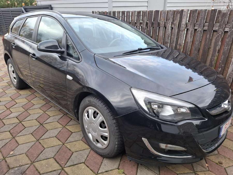 Black Opel Astra 2013 in Vilnius, with an engine capacity of 1.69 L and mileage of 222 thousand km for 3900 €, photo 2 on AUTOMOTO.COM.LV
