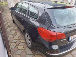 Black Opel Astra 2013 in Vilnius, with an engine capacity of 1.69 L and mileage of 222 thousand km for 3900 €, photo 3 on AUTOMOTO.COM.LV