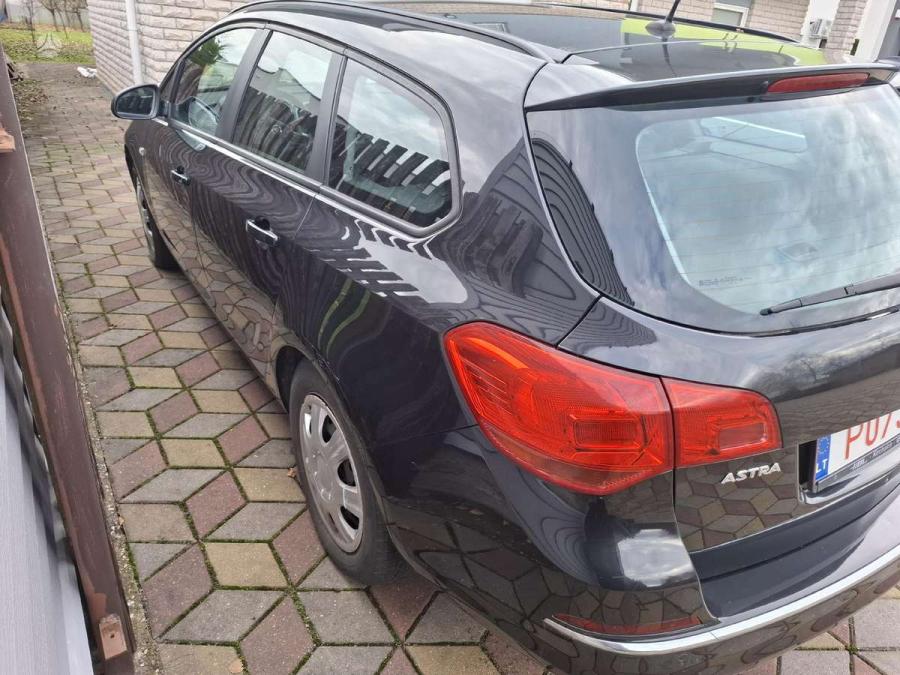 Black Opel Astra 2013 in Vilnius, with an engine capacity of 1.69 L and mileage of 222 thousand km for 3900 €, photo 3 on AUTOMOTO.COM.LV