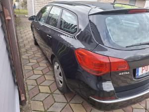 Black Opel Astra 2013 in Vilnius, with an engine capacity of 1.69 L and mileage of 222 thousand km for 3900 €, photo 5 on AUTOMOTO.COM.LV