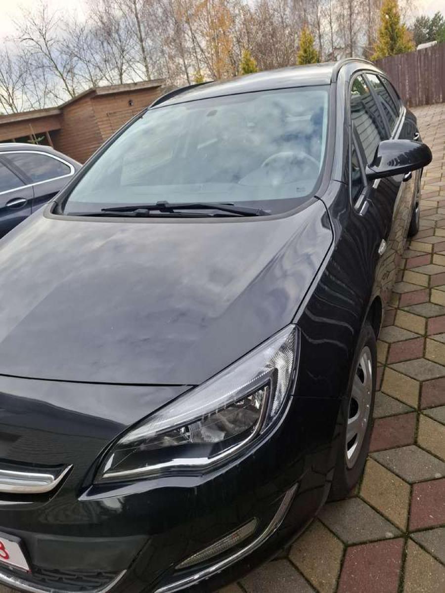 Black Opel Astra 2013 in Vilnius, with an engine capacity of 1.69 L and mileage of 222 thousand km for 3900 €, photo 8 on AUTOMOTO.COM.LV