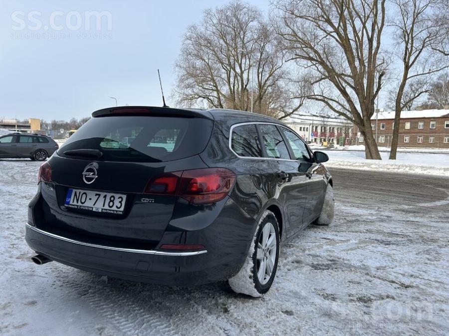 Black Opel Astra 2013 in Riga, with an engine capacity of 2.00 L and mileage of 223 thousand km for 3999 €, photo 3 on AUTOMOTO.COM.LV