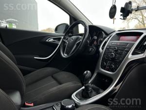 Black Opel Astra 2013 in Riga, with an engine capacity of 2.00 L and mileage of 223 thousand km for 3999 €, photo 7 on AUTOMOTO.COM.LV