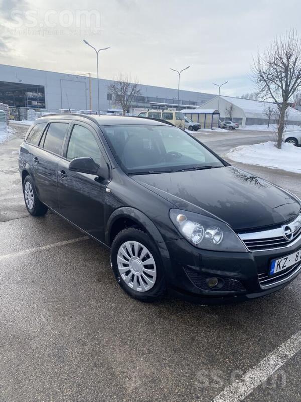 Melns Opel Astra 2013 Rīga, ar dzinēja tilpumu 1.60 L un nobraukumu 185 tūkst. km par 3200 €, foto 3 vietnē AUTOMOTO.COM.LV