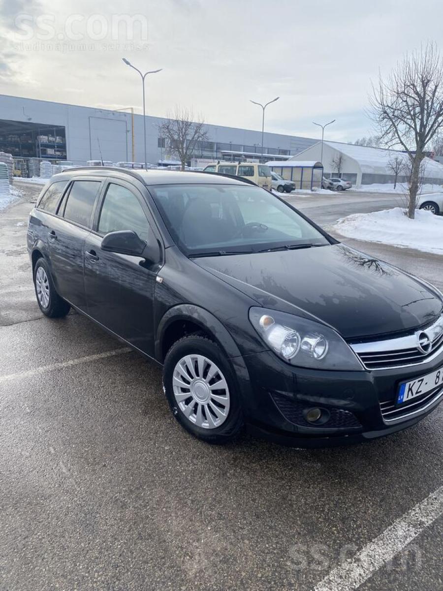 Black Opel Astra 2013 in Riga, with an engine capacity of 1.60 L and mileage of 185 thousand km for 3200 €, photo 3 on AUTOMOTO.COM.LV