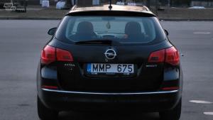 Black Opel Astra 2013 in Alytus, with an engine capacity of 1.70 L and mileage of 350 thousand km for 2800 €, photo 2 on AUTOMOTO.COM.LV