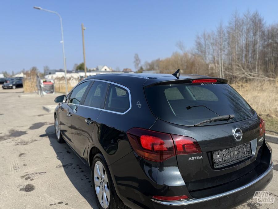 Black Opel Astra 2013 in Utena, with an engine capacity of 1.70 L and mileage of 231 thousand km for 3500 €, photo 7 on AUTOMOTO.COM.LV