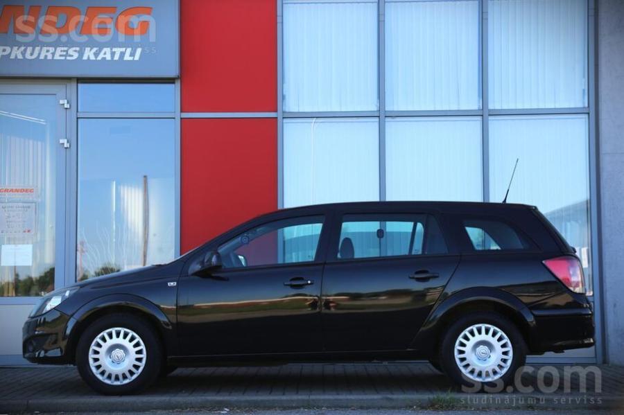Melns Opel Astra 2013 Rīga, ar dzinēja tilpumu 1.60 L un nobraukumu 149 tūkst. km par 3495 €, foto 3 vietnē AUTOMOTO.COM.LV