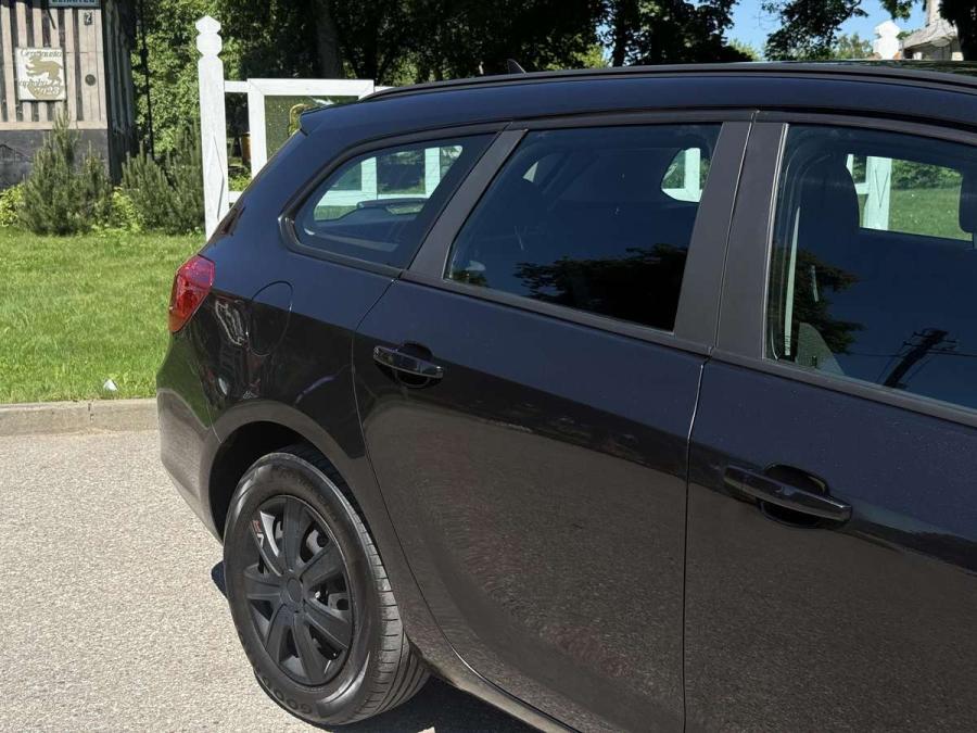 Black Opel Astra 2013 in Raseiniai, with an engine capacity of 1.69 L and mileage of 270 thousand km for 2850 €, photo 22 on AUTOMOTO.COM.LV