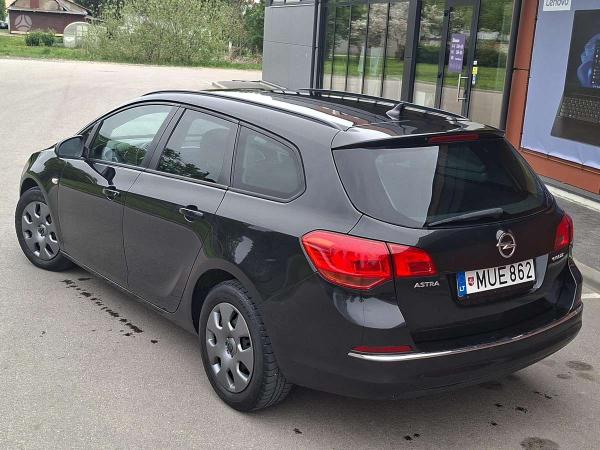 Black Opel Astra 2013 in Silute, with an engine capacity of 1.70 L and mileage of 215 thousand km for 3300 €, photo 6 on AUTOMOTO.COM.LV