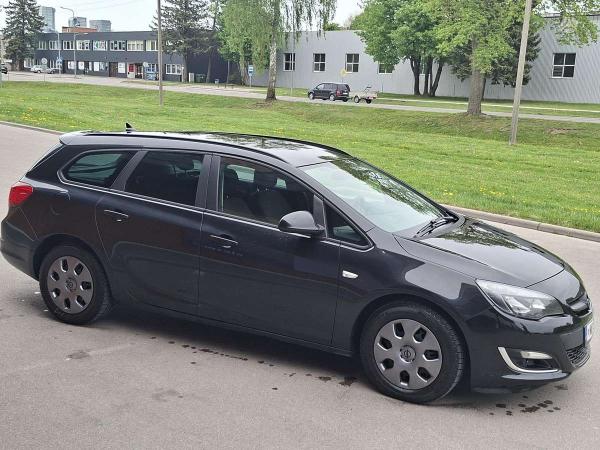 Black Opel Astra 2013 in Silute, with an engine capacity of 1.70 L and mileage of 215 thousand km for 3300 €, photo 10 on AUTOMOTO.COM.LV