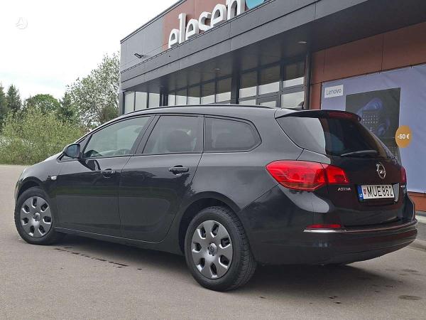 Black Opel Astra 2013 in Silute, with an engine capacity of 1.70 L and mileage of 215 thousand km for 3300 €, photo 3 on AUTOMOTO.COM.LV