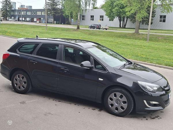 Black Opel Astra 2013 in Silute, with an engine capacity of 1.70 L and mileage of 215 thousand km for 3300 €, photo 4 on AUTOMOTO.COM.LV