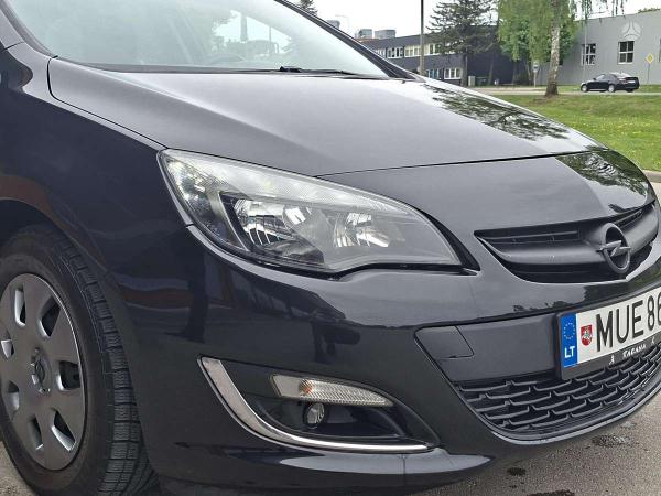 Black Opel Astra 2013 in Silute, with an engine capacity of 1.70 L and mileage of 215 thousand km for 3300 €, photo 5 on AUTOMOTO.COM.LV